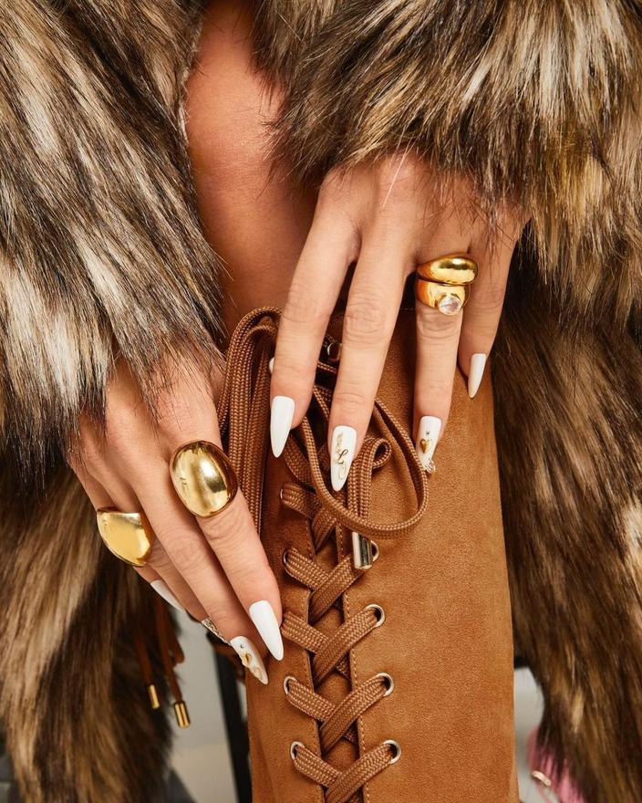 «Press-on nails» : la manucure «prête-à-poser», idéale pour arborer des ...