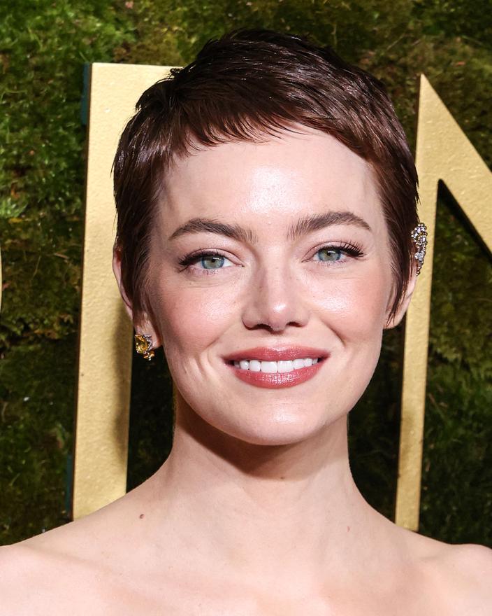 Golden Globes 2026 : La coupe pixie, c’est fini ! Emma Stone laisse ...