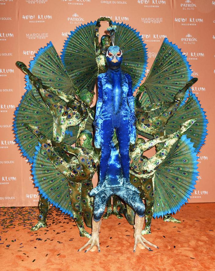 Tête de paon et traîne humaine : Heidi Klum fait appel au Cirque du ...