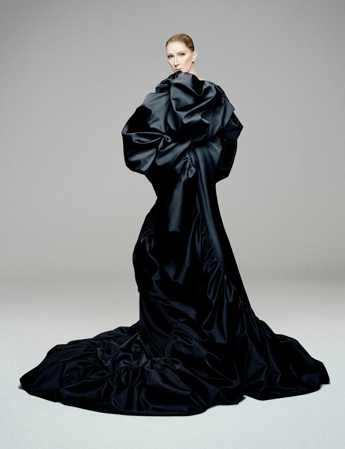 Pour annoncer son retour sur scène, Céline Dion pose dans une robe ...