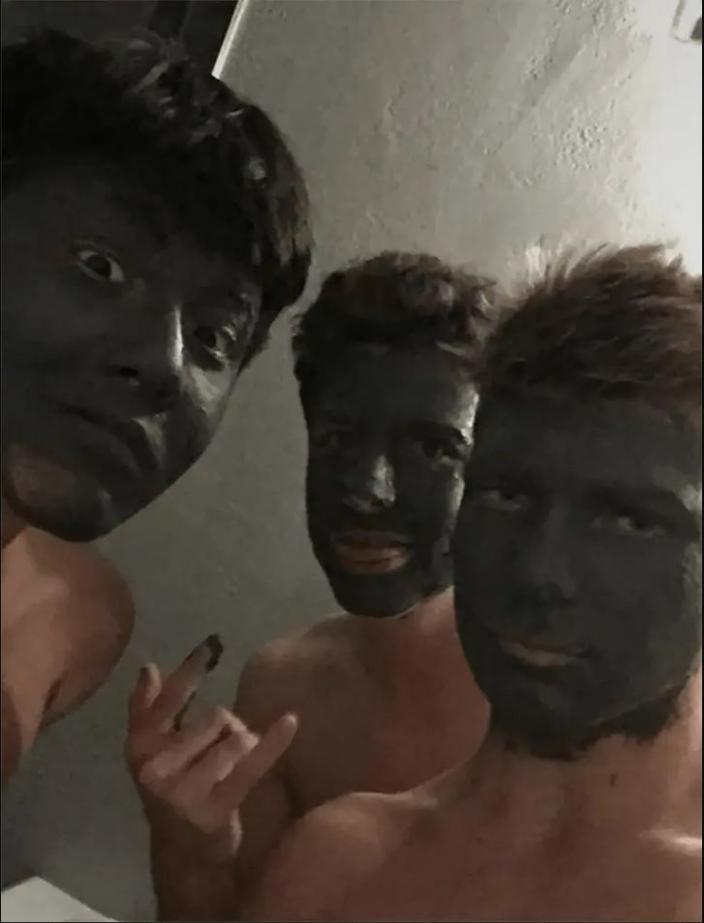 Virés du lycée pour «un blackface», ils portaient en fait un masque ...