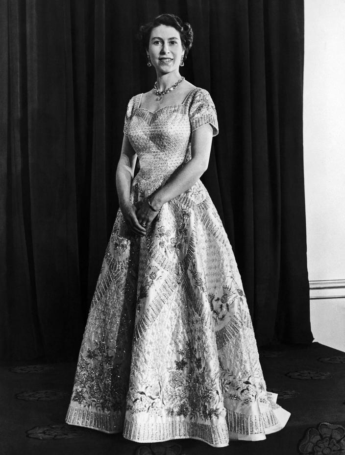Elizabeth II : ses robes les plus emblématiques exposées à Buckingham ...
