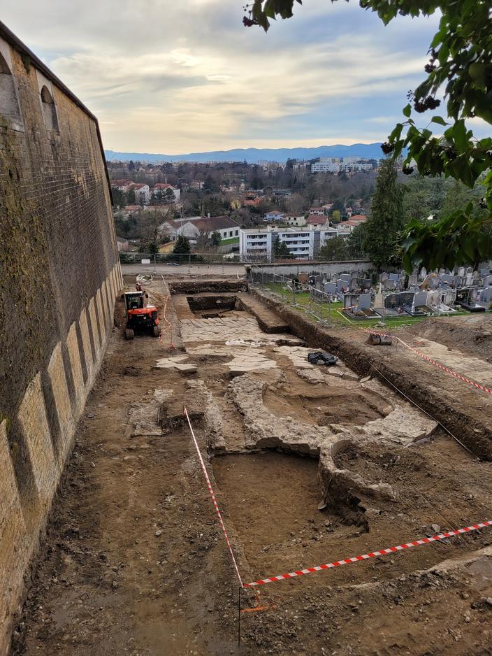 La porte monumentale d’accès à la cité antique de Lugdunum révélée sous ...