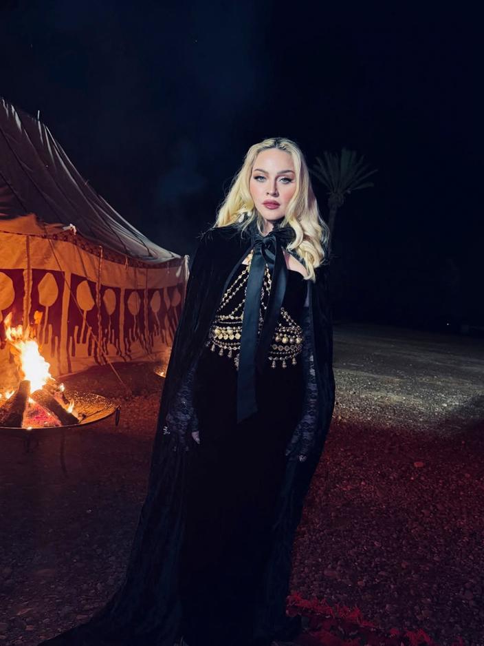 Madonna et sa famille nombreuse dans le désert marocain : tentes et ...