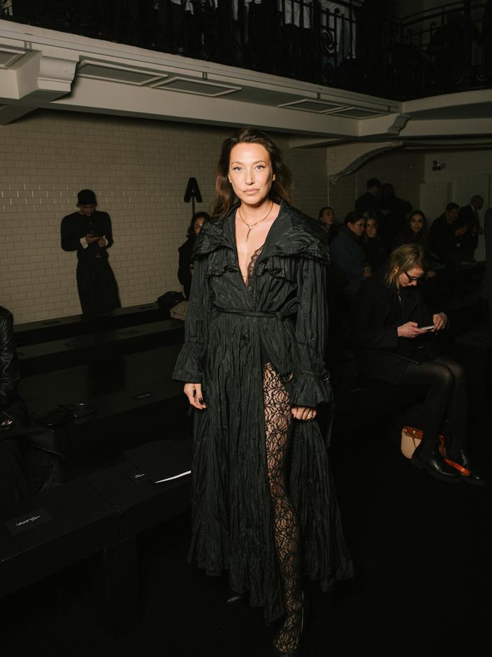 Laura Smet en robe fendue et collants en dentelle au défilé Jean Paul ...