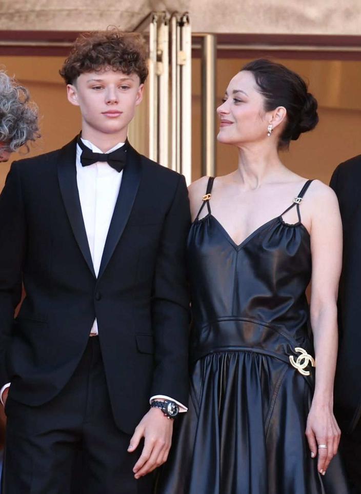 Cannes 2026 - Marion Cotillard pose avec son fils Marcel sur les ...