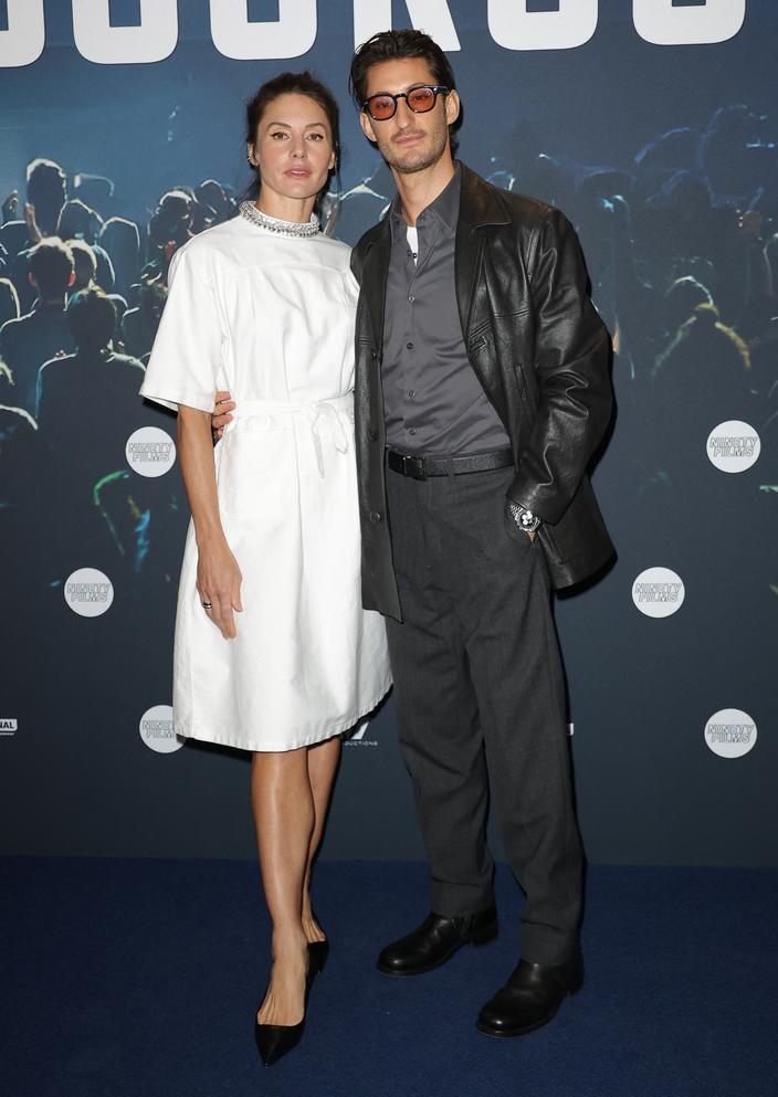Natasha Andrews et Pierre Niney, couple stylé : lunettes colorées ...