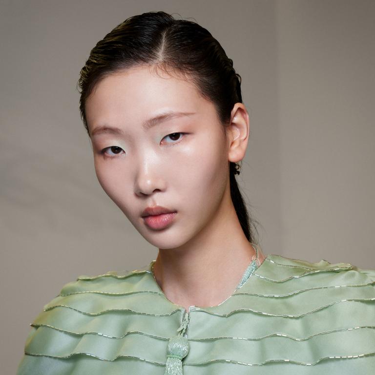 GALA BACKSTAGE – L’œil de jade frais et subtil du défilé Armani en 3 étapes