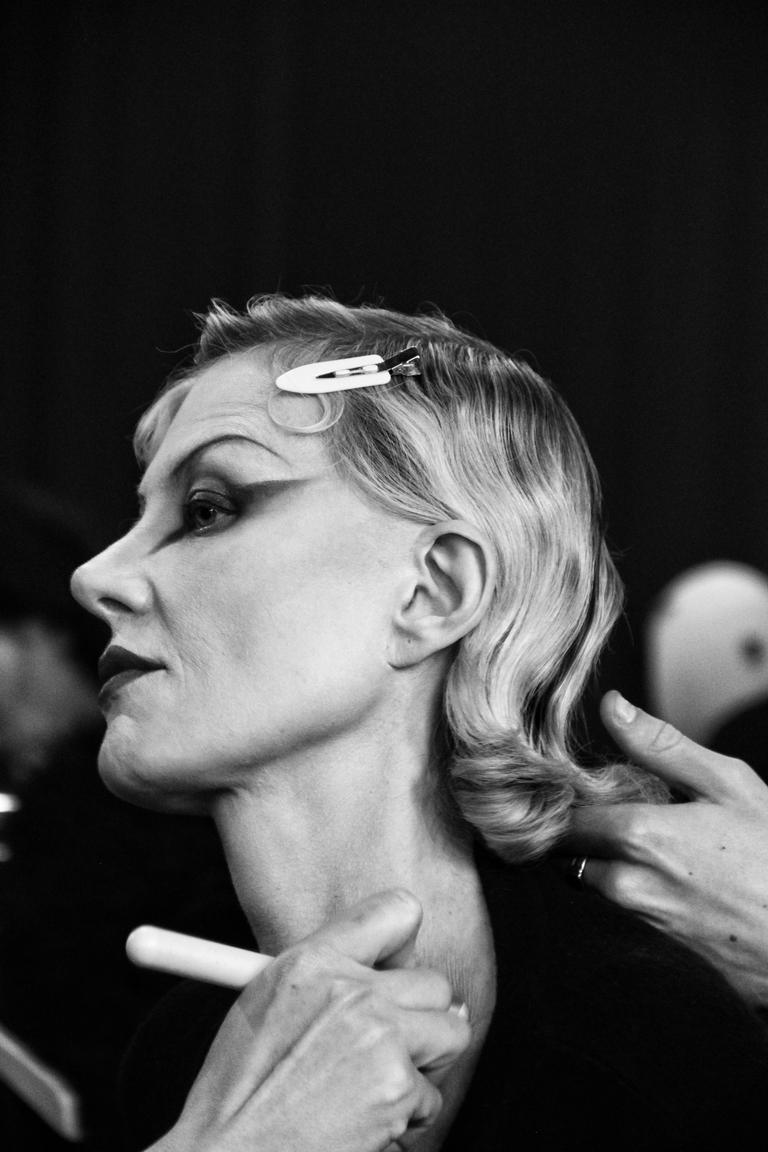 GALA BACKSTAGE - Bouche ensanglantée, carré façon Grace Kelly... Le ...