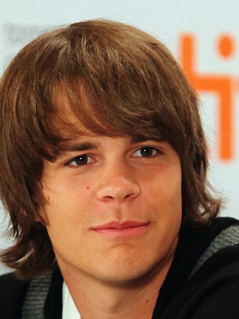 Johnny Simmons : Biographie et actualités