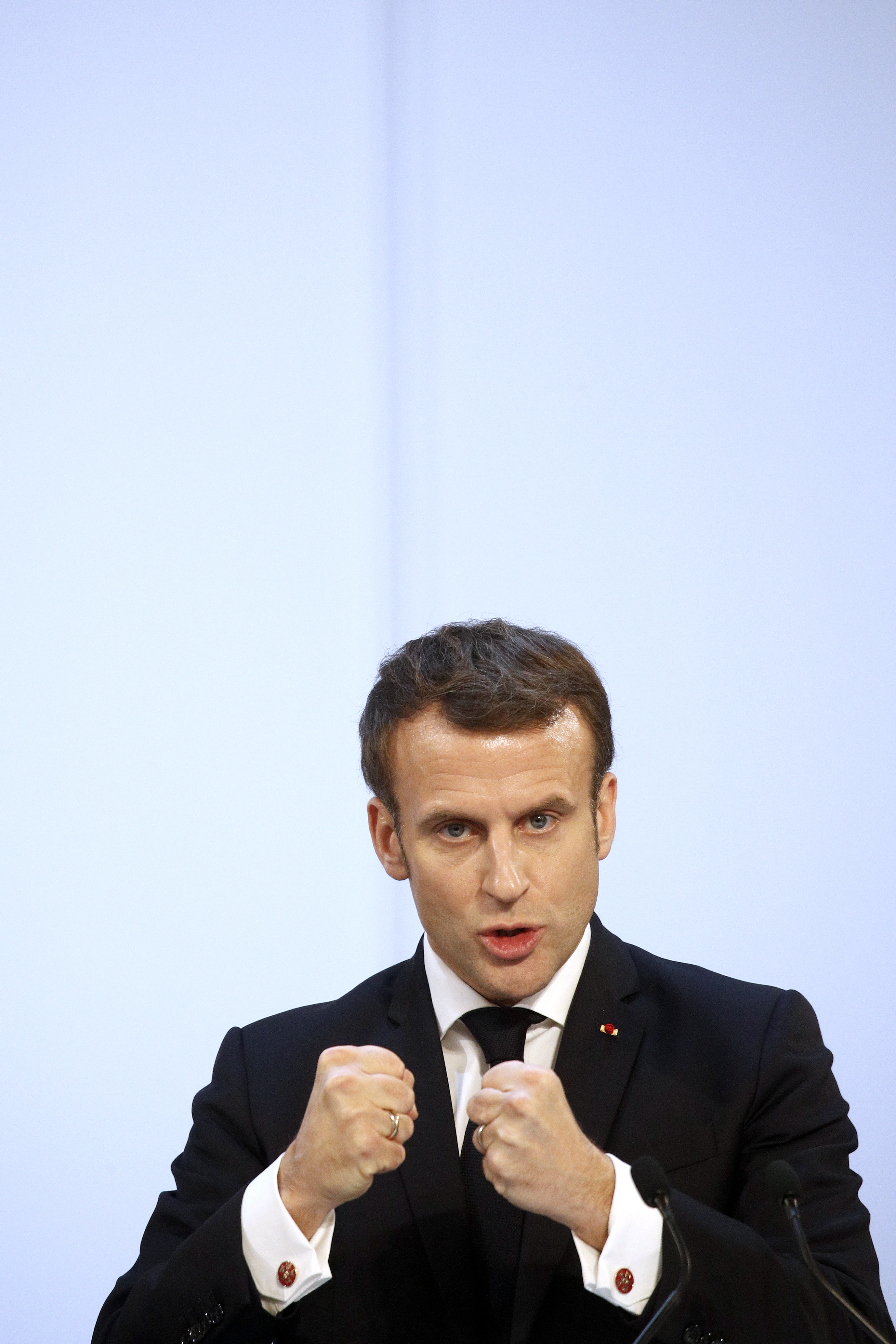 Macron répond à ceux qui comparent la France à un État autoritaire ...
