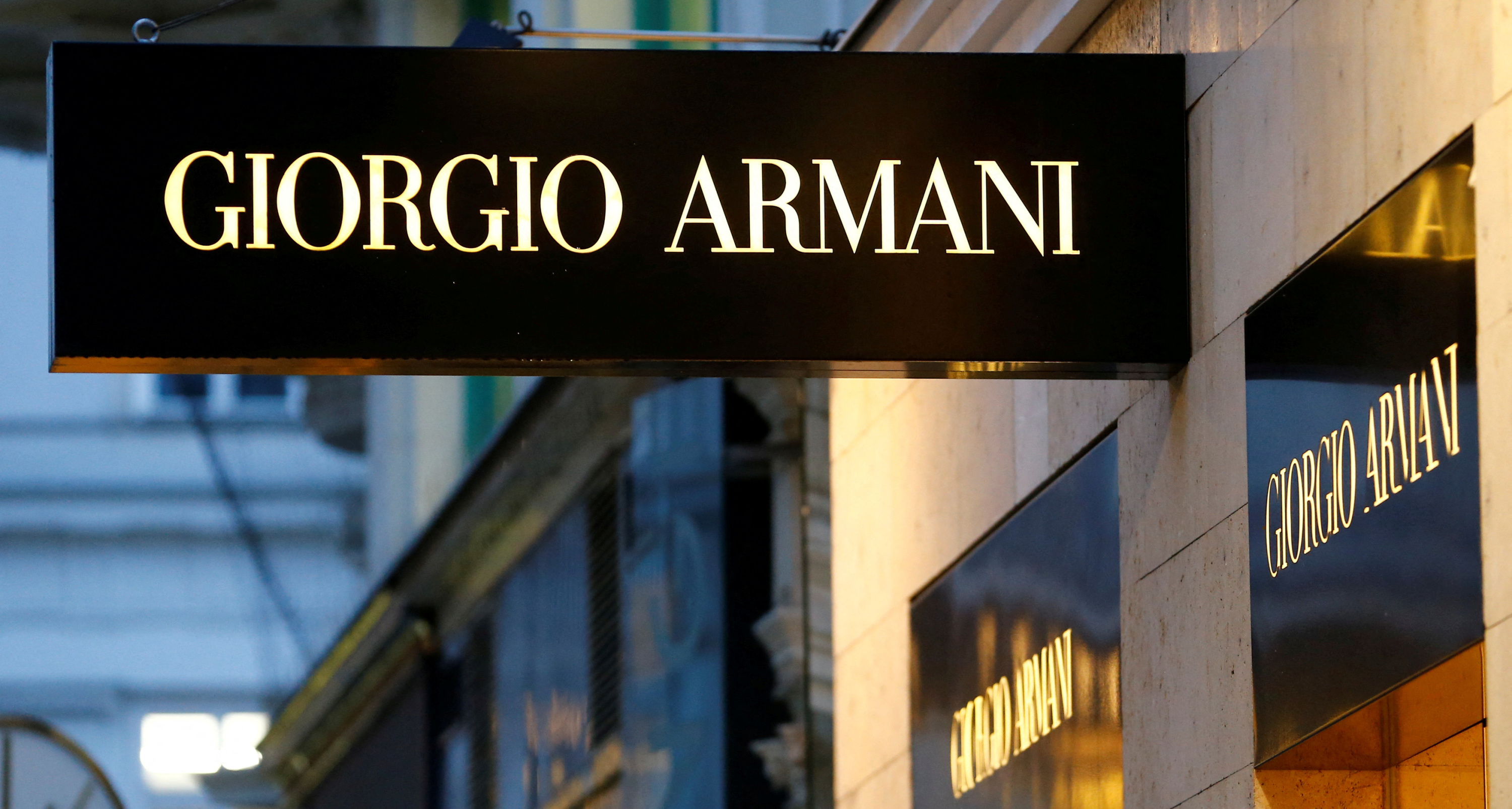 Une societe du groupe de luxe italien Armani placee sous administration judiciaire