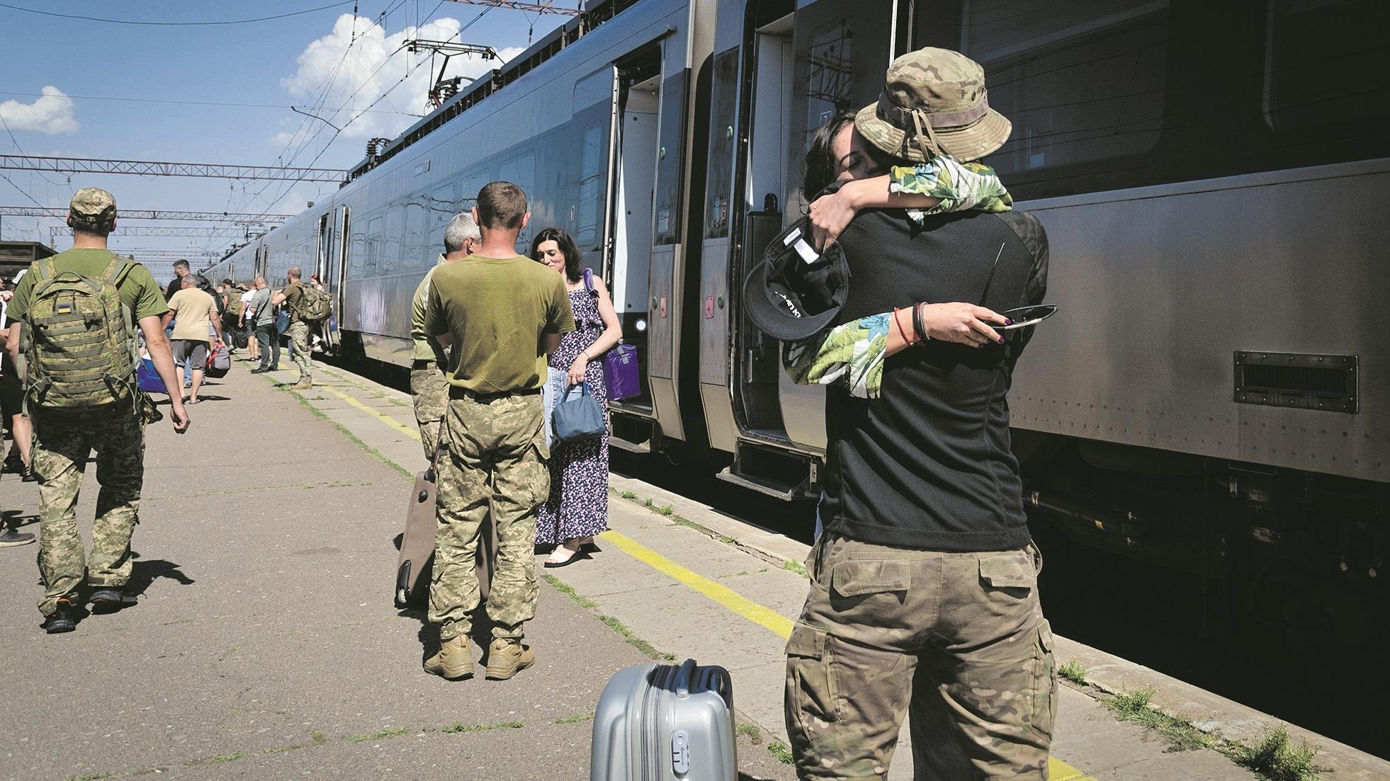 «Nous ne sommes pas militaires, mais plus tout à fait des civils»: les ...