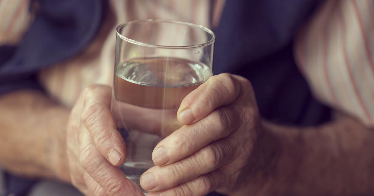 Seniors : boire trop d’eau expose à des troubles neurologiques