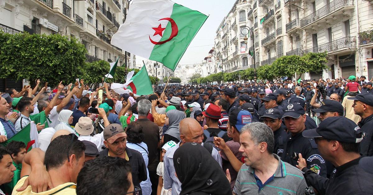 Les Algériens fêtent en marchant leur libération