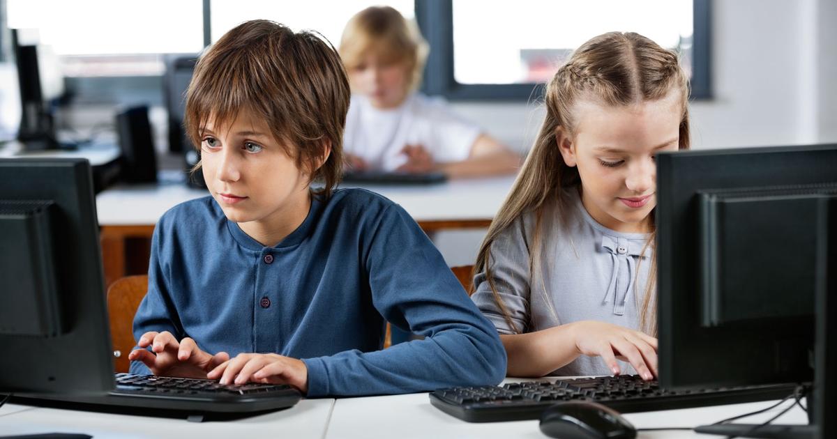 École à distance: une classe virtuelle dans un village rural