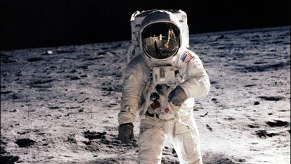 Pourquoi y a-t-il une seule photo de Neil Armstrong sur la Lune?
