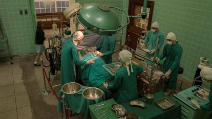 La première greffe de cœur, une course remportée par un outsider