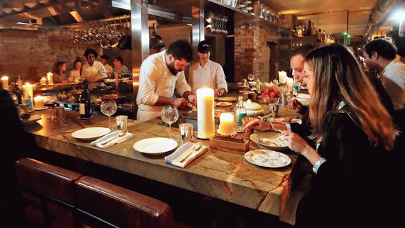 Restaurants: le succès des cuisines ouvertes «spectacles» à Paris