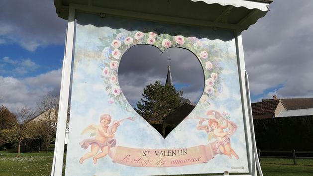 Virée romantique à Saint-Valentin, le village qui n’a que l’amour