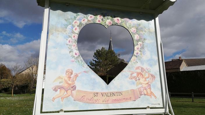 Virée romantique à Saint-Valentin, le village qui n’a que l’amour