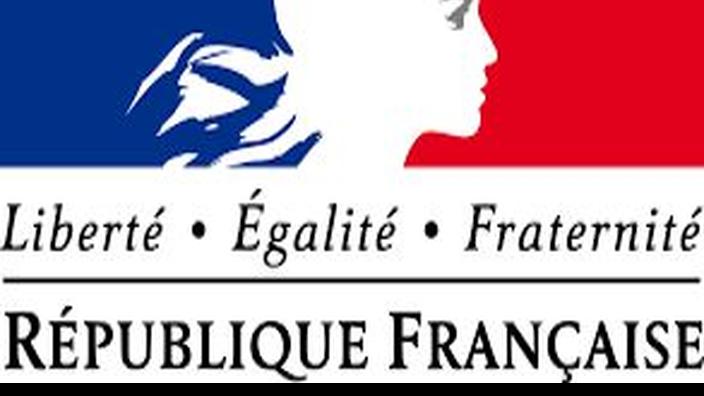 Une Marianne plus petite et aux épaules visibles, une devise verticale ...