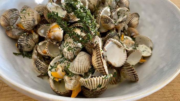 La recette des coques au naturel, sauce aneth, jus de citron et thym de ...