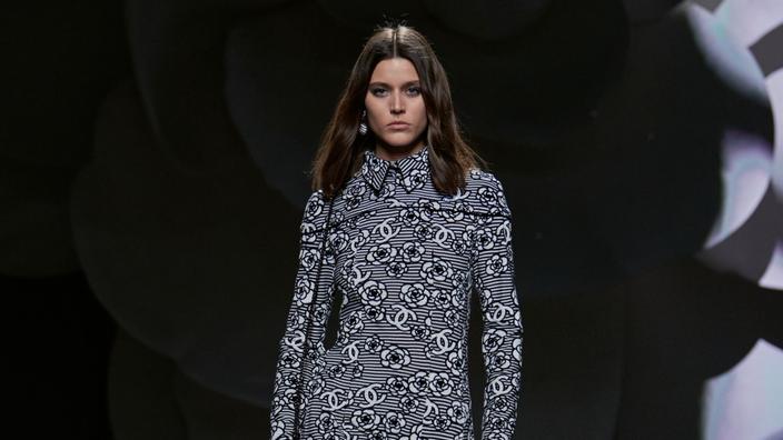 David Bowie et Polly Maggoo font swinguer le défilé Chanel