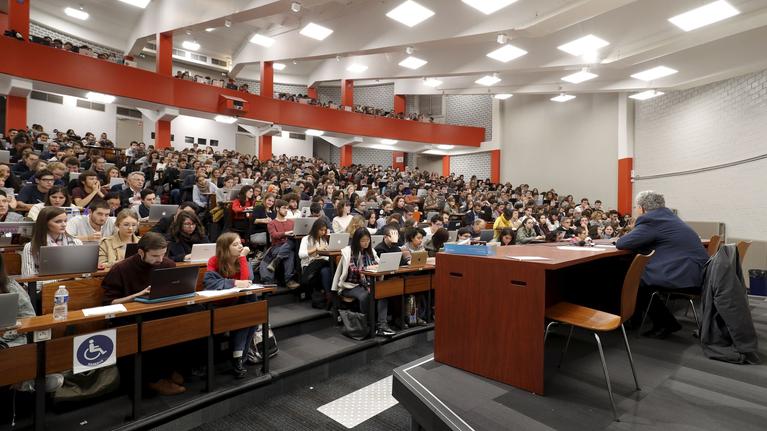 Universités: le sacro-saint cours magistral va-t-il disparaître?