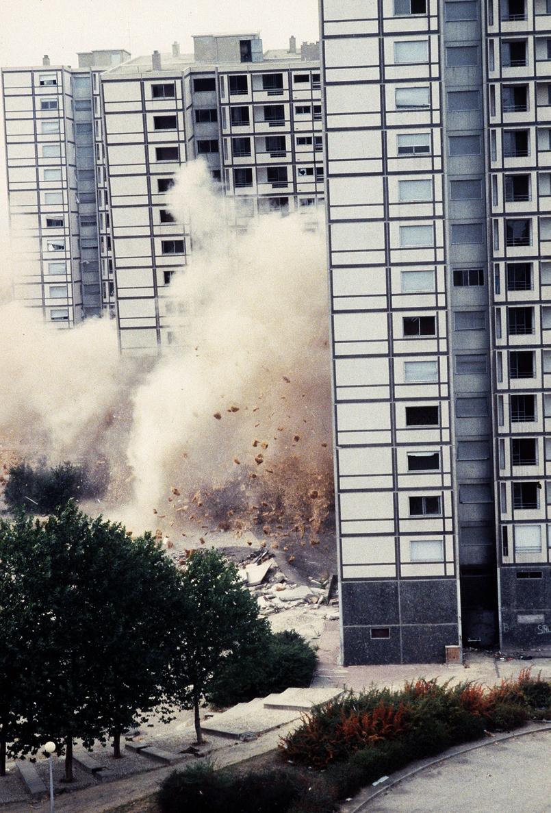 Suivez la destruction de la barre Monmousseau aux Minguettes - Figaro ...