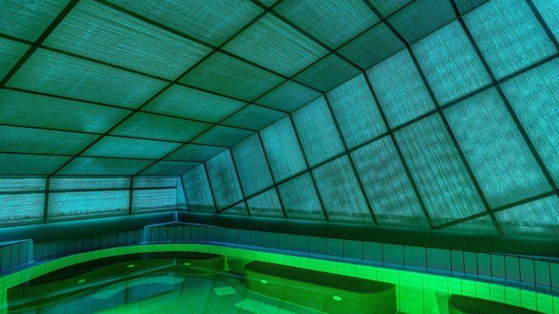 Découvrez les étonnantes ambiances colorées du béton translucide