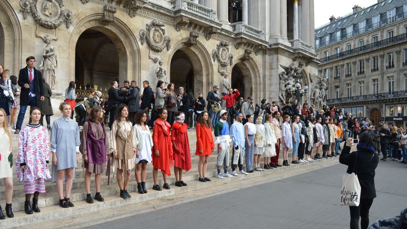 Des diplômés d’une école de mode organisent un défilé sauvage en pleine ...