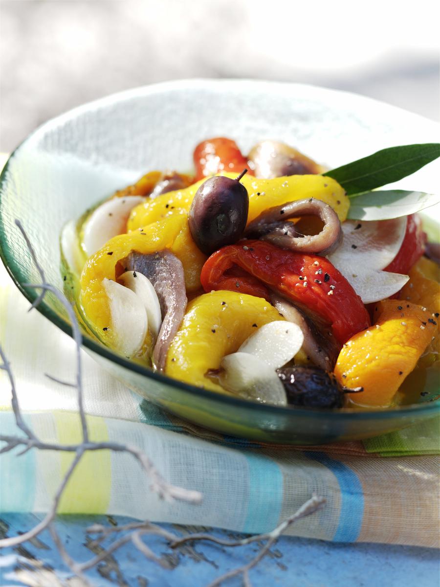 Recette salade de poivrons grillés, anchois et ail - Cuisine / Madame ...