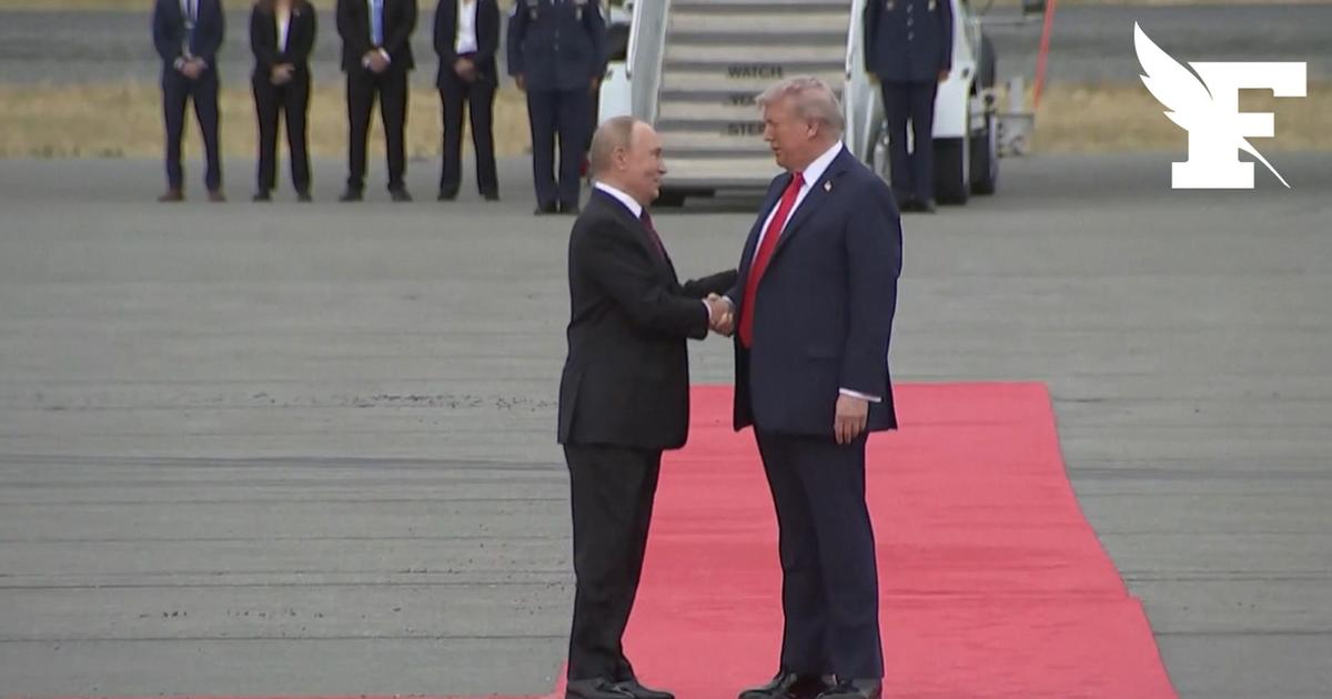 Guerre en Ukraine: une poignée de main historique entre Donald Trump et Vladimir Poutine en Alaska