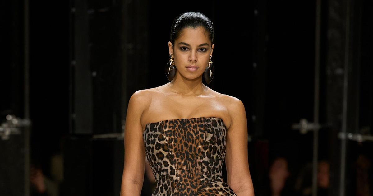 Au défilé Givenchy, le mannequin midsize Emeline Hoareau illumine le ...