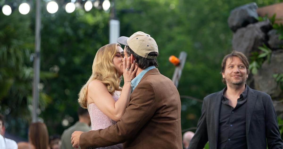 Le baiser amical entre Scarlett Johansson et Jonathan Bailey à la ...