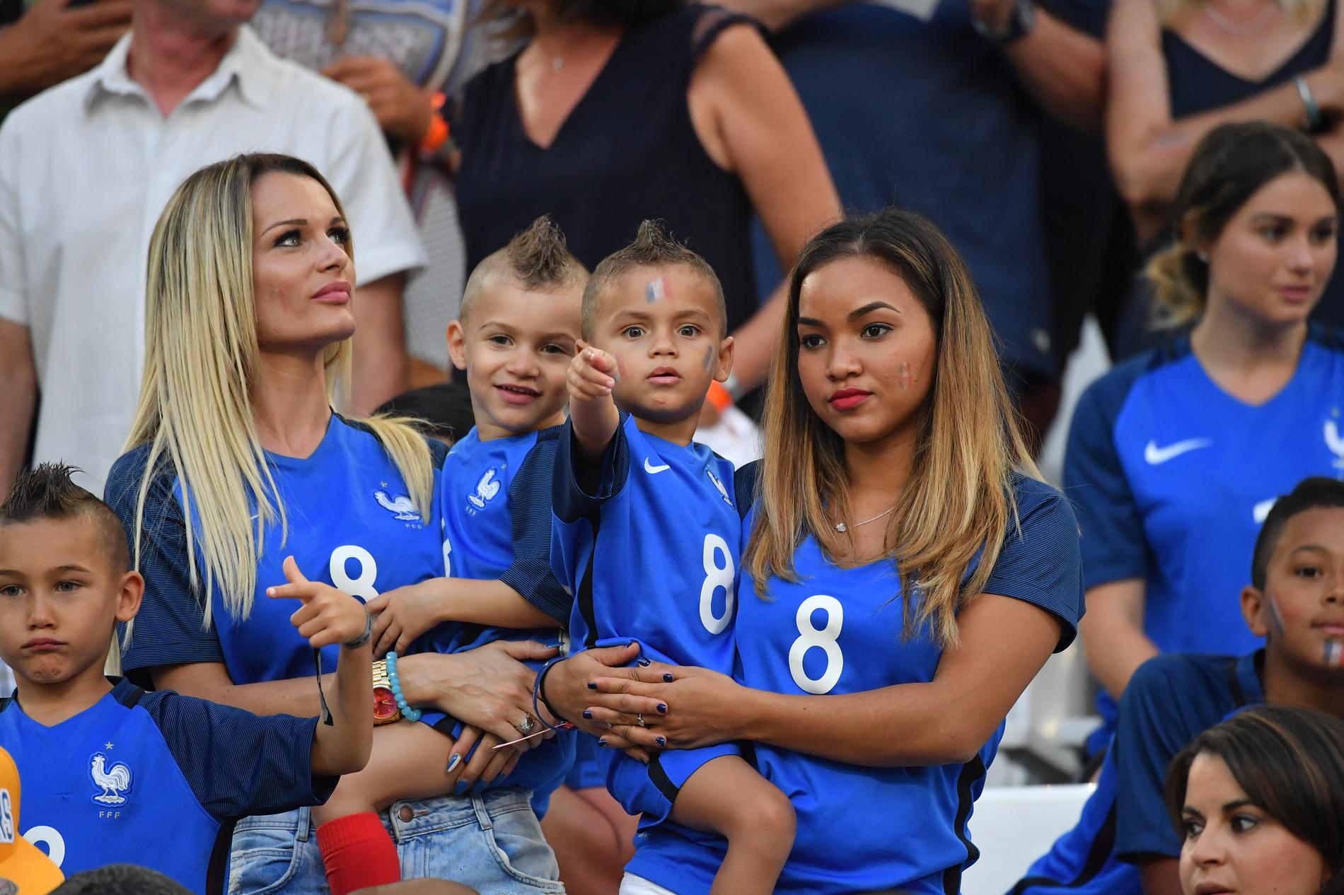 Euro 2016 : les femmes des footballeurs et leurs enfants se...