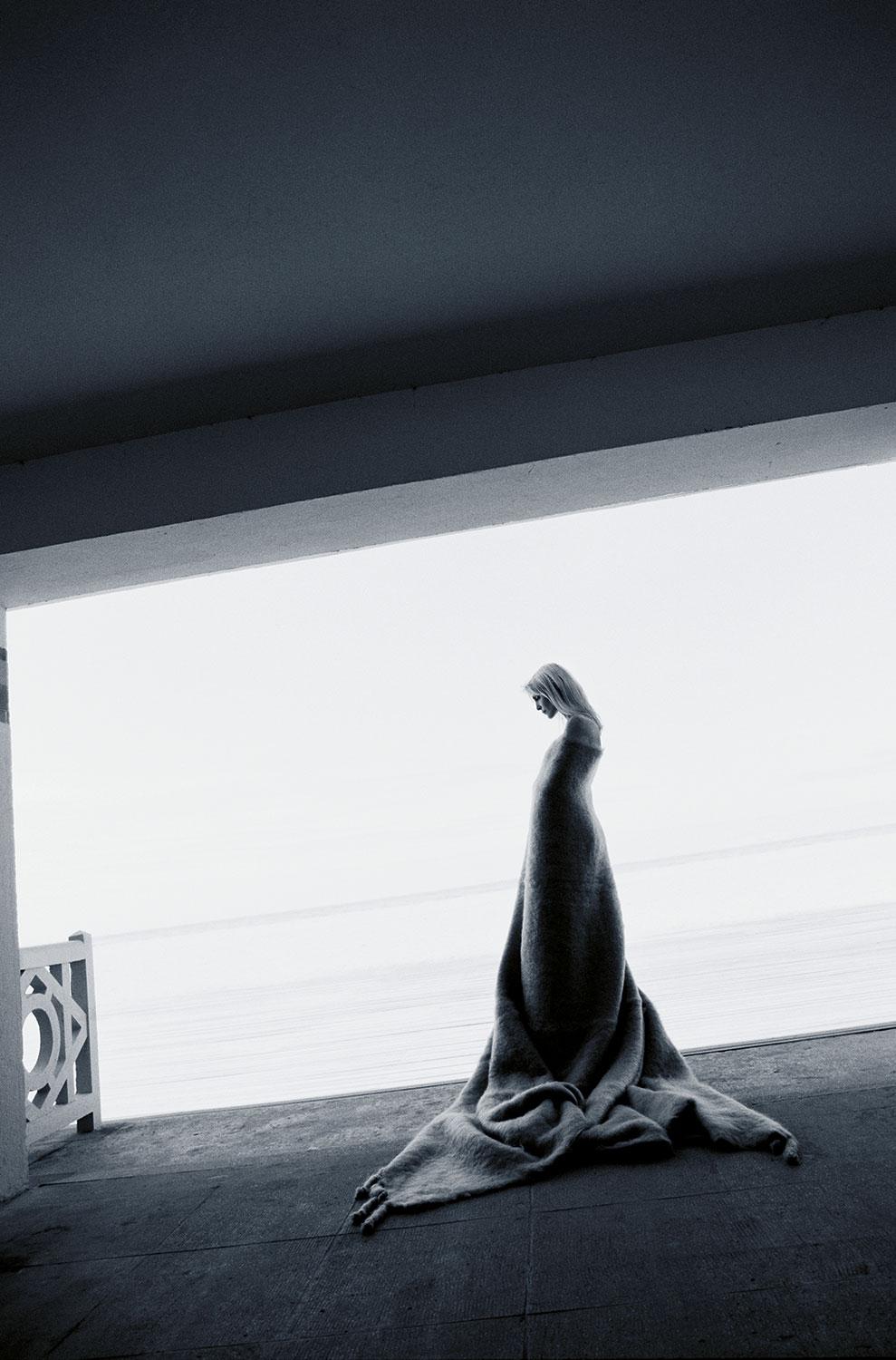 Photo : Dominique Issermann pose ses valises à Roissy - Madame Figaro