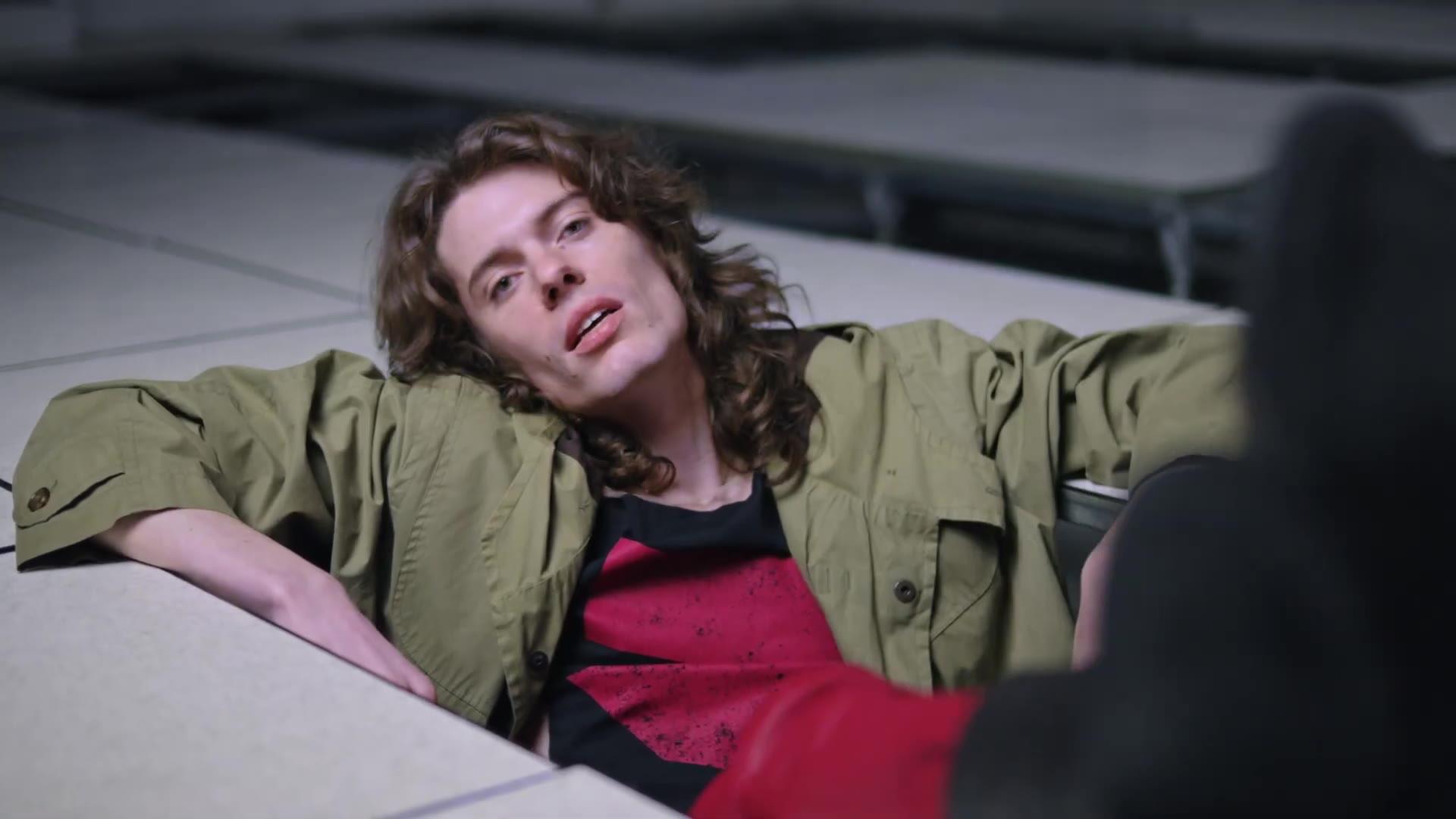 Milo Thoretton, alias Asphalte, le petit-fils de Catherine Deneuve dévoile le clip officiel de ...