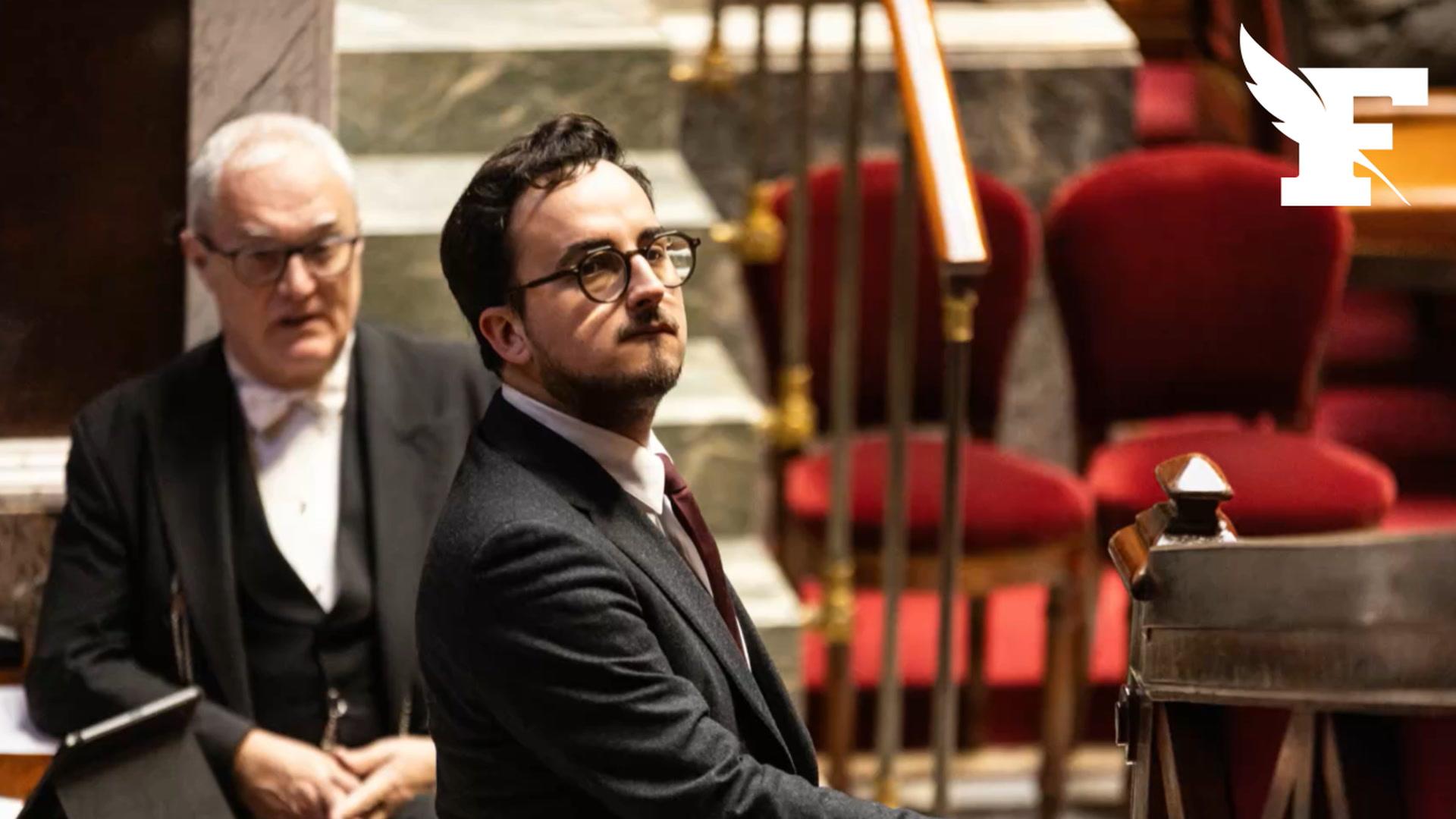 Des contre-affiches collées par-dessus celles du député RN Bryan Masson