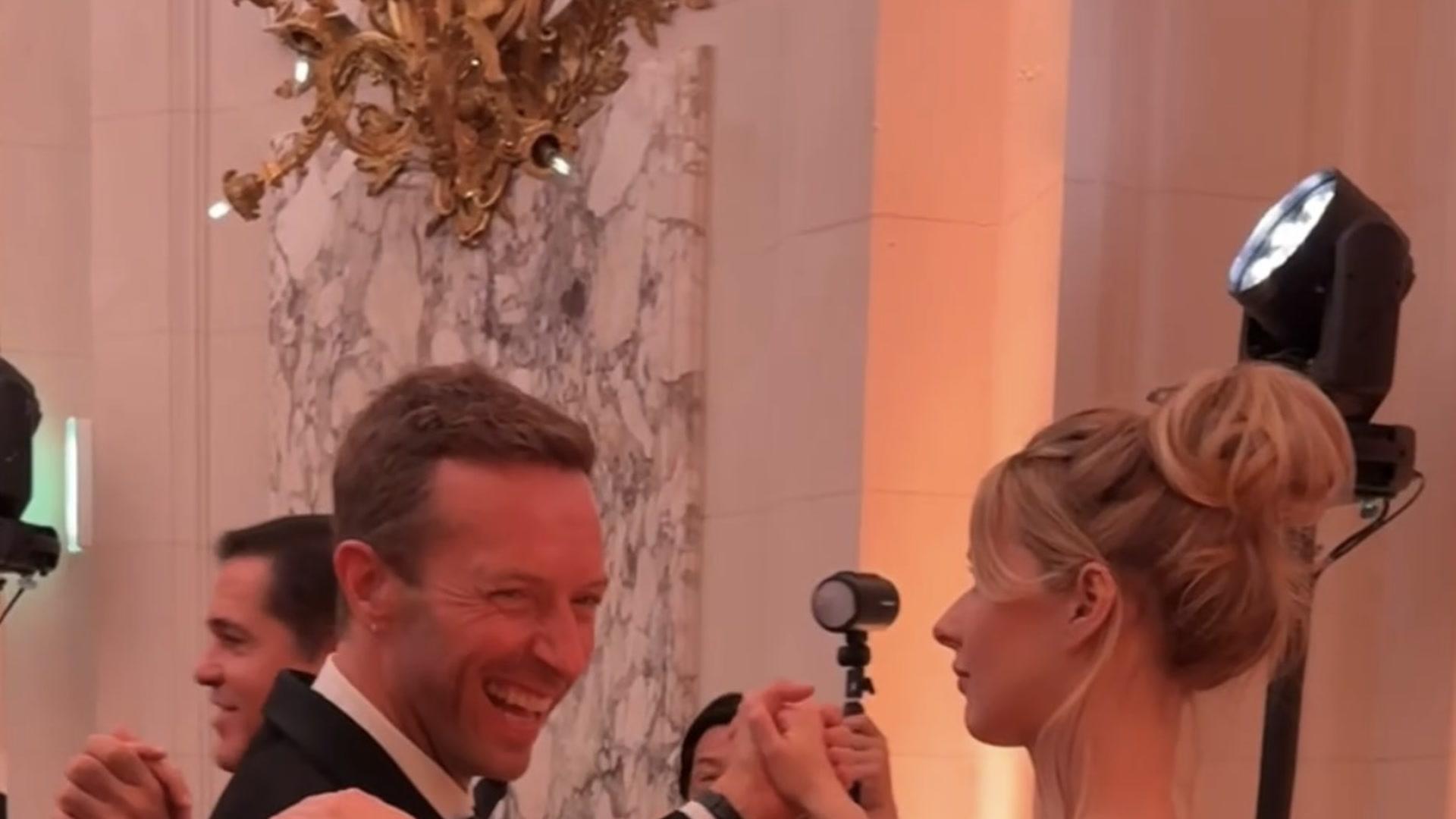 Chris Martin danse avec sa fille Apple à Paris