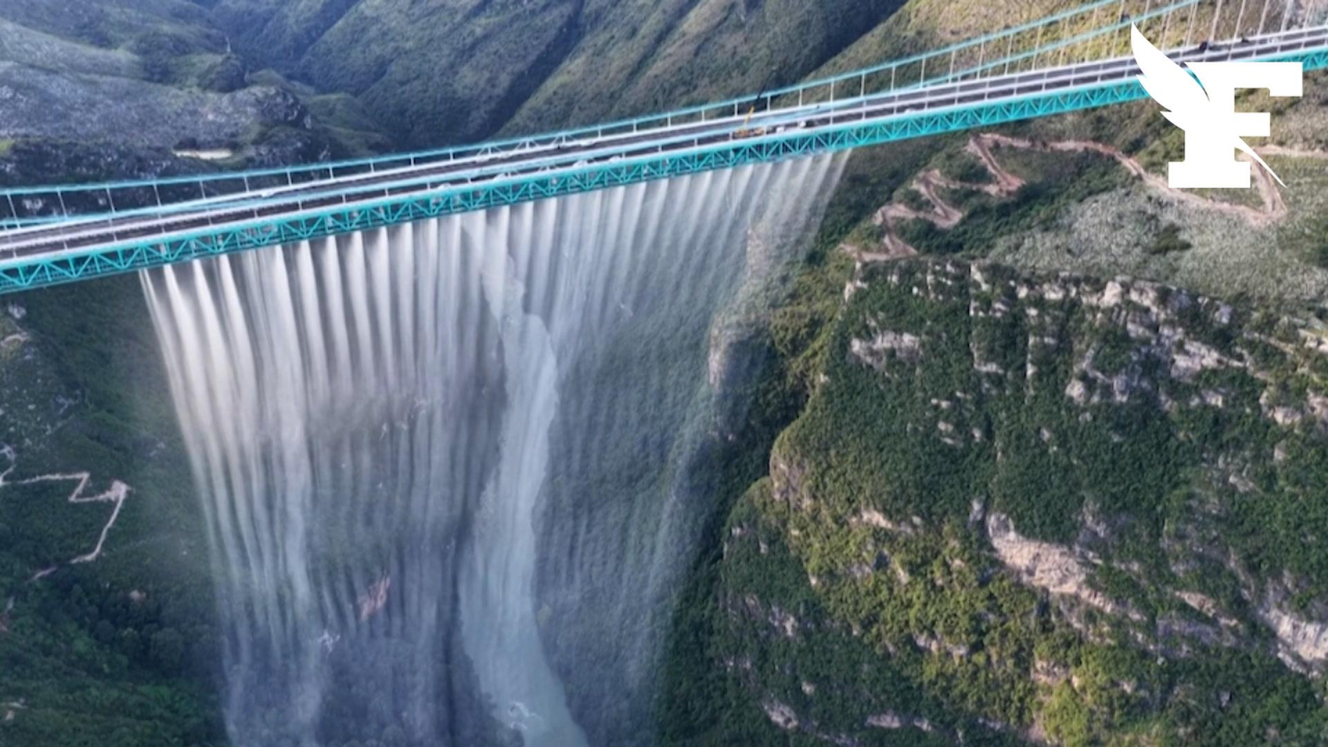 Les images du plus haut pont du monde inauguré en Chine