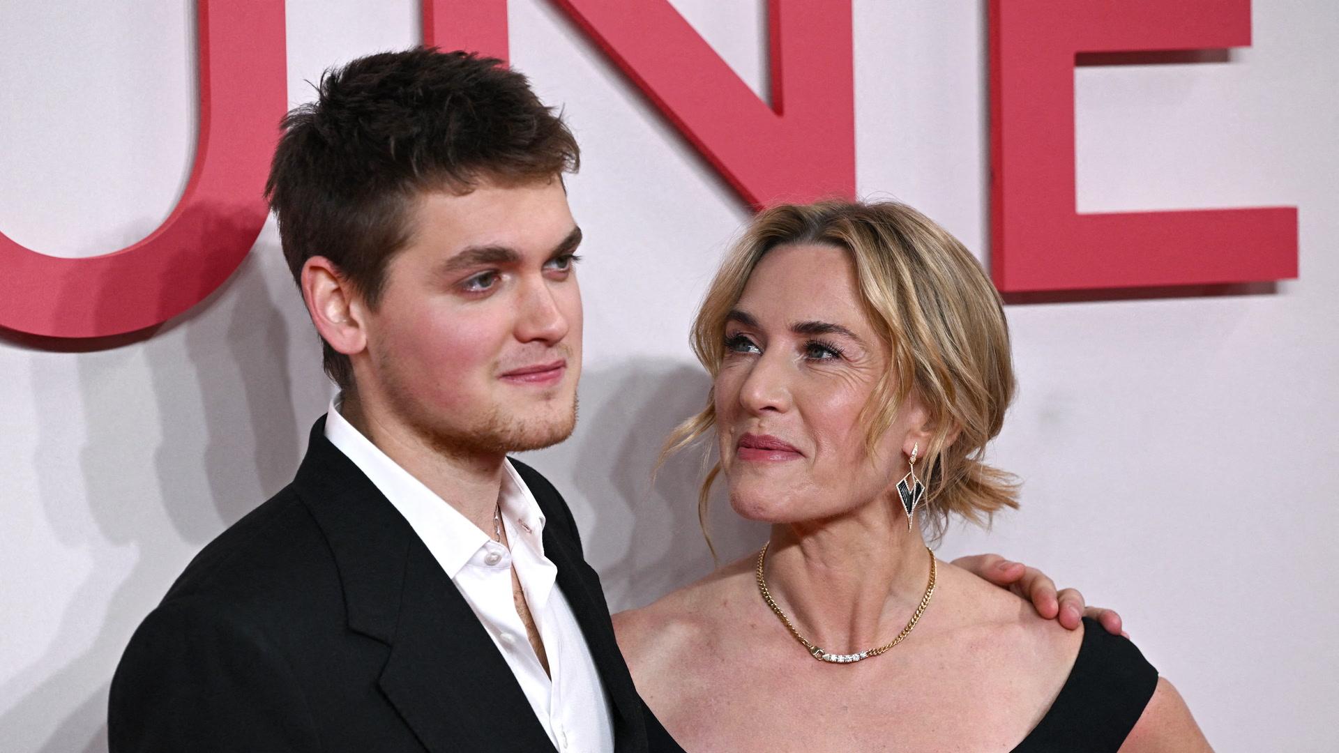 La rare apparition de Kate Winslet au bras de son fils Joe Anders à l ...