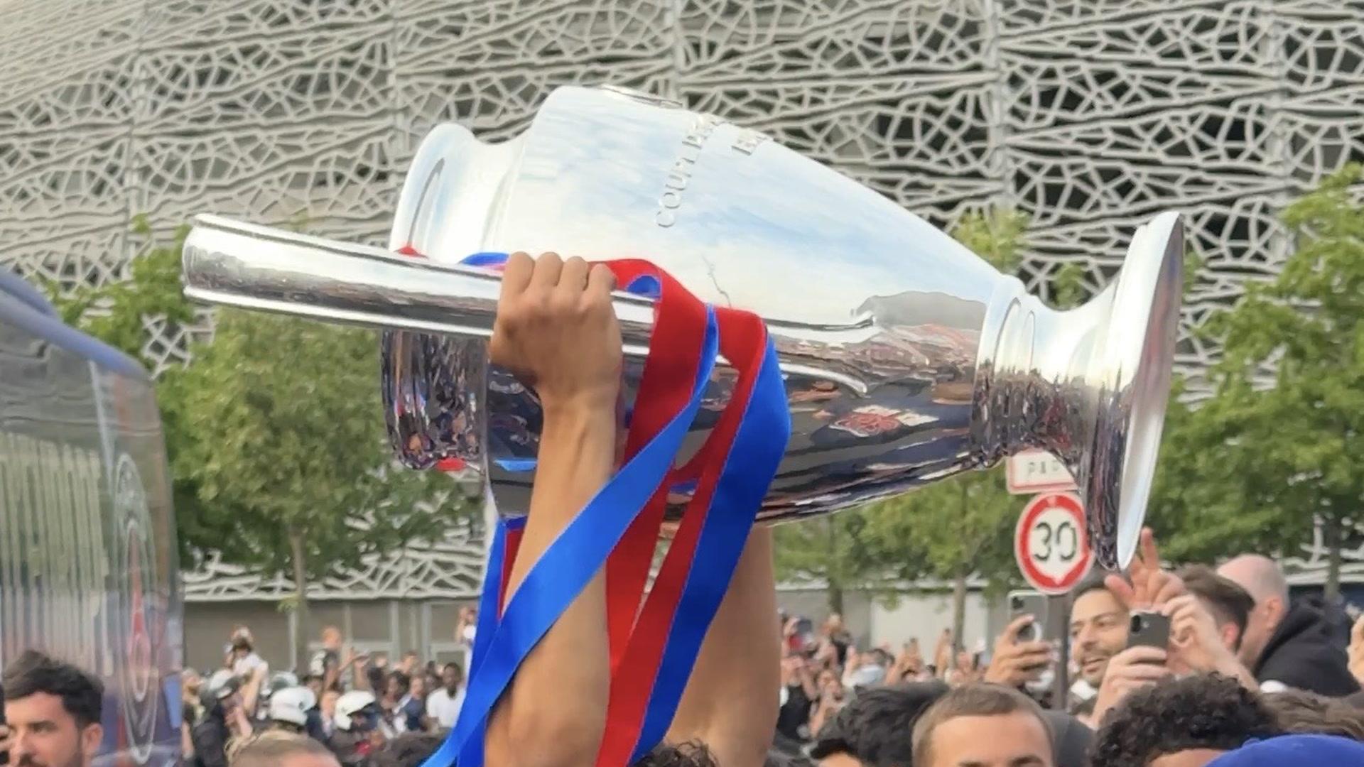 Les joueurs du PSG, doubles champions d'Europe, arrivent au Parc des ...