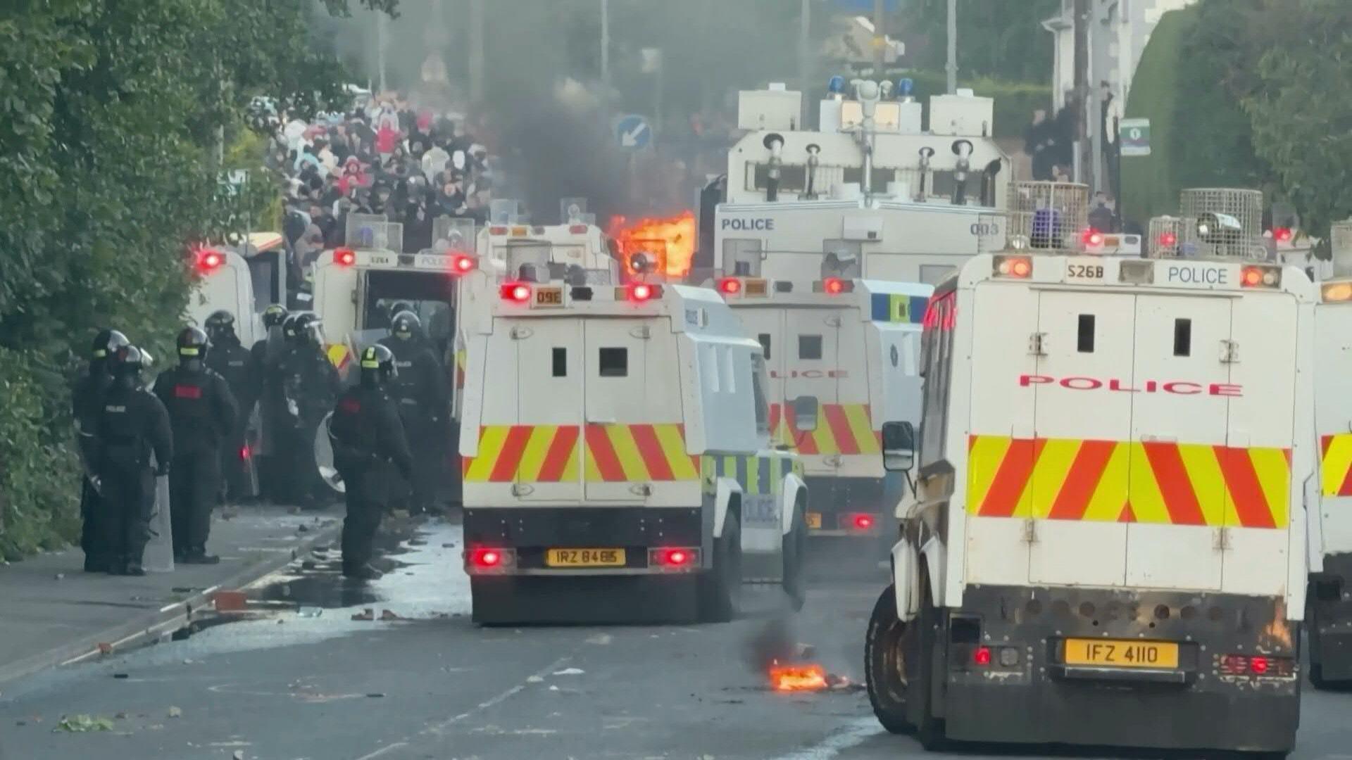 Manifestation anti-immigrés: une nouvelle nuit de violences secoue Belfast