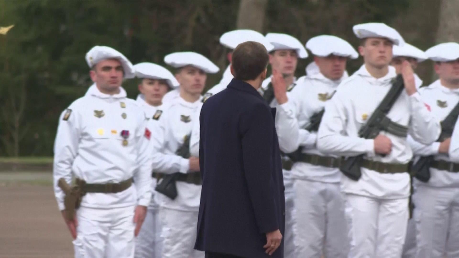 Service militaire : Emmanuel Macron salue les troupes à Varces