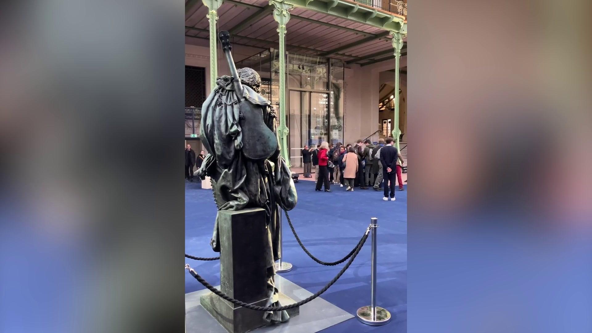 200 ans du Figaro: au Grand Palais, les premiers visiteurs affluent ...
