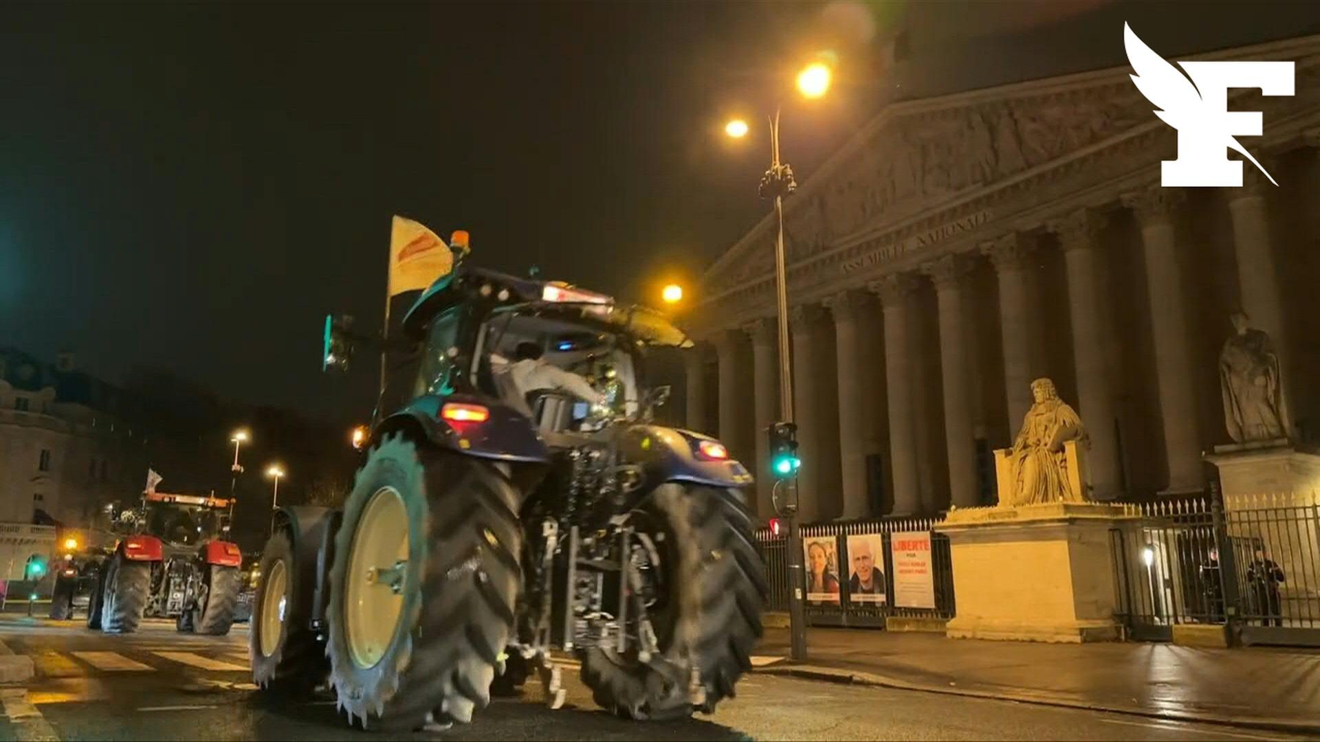 Colère agricole: les tracteurs de la FNSEA et des JA quittent la capitale