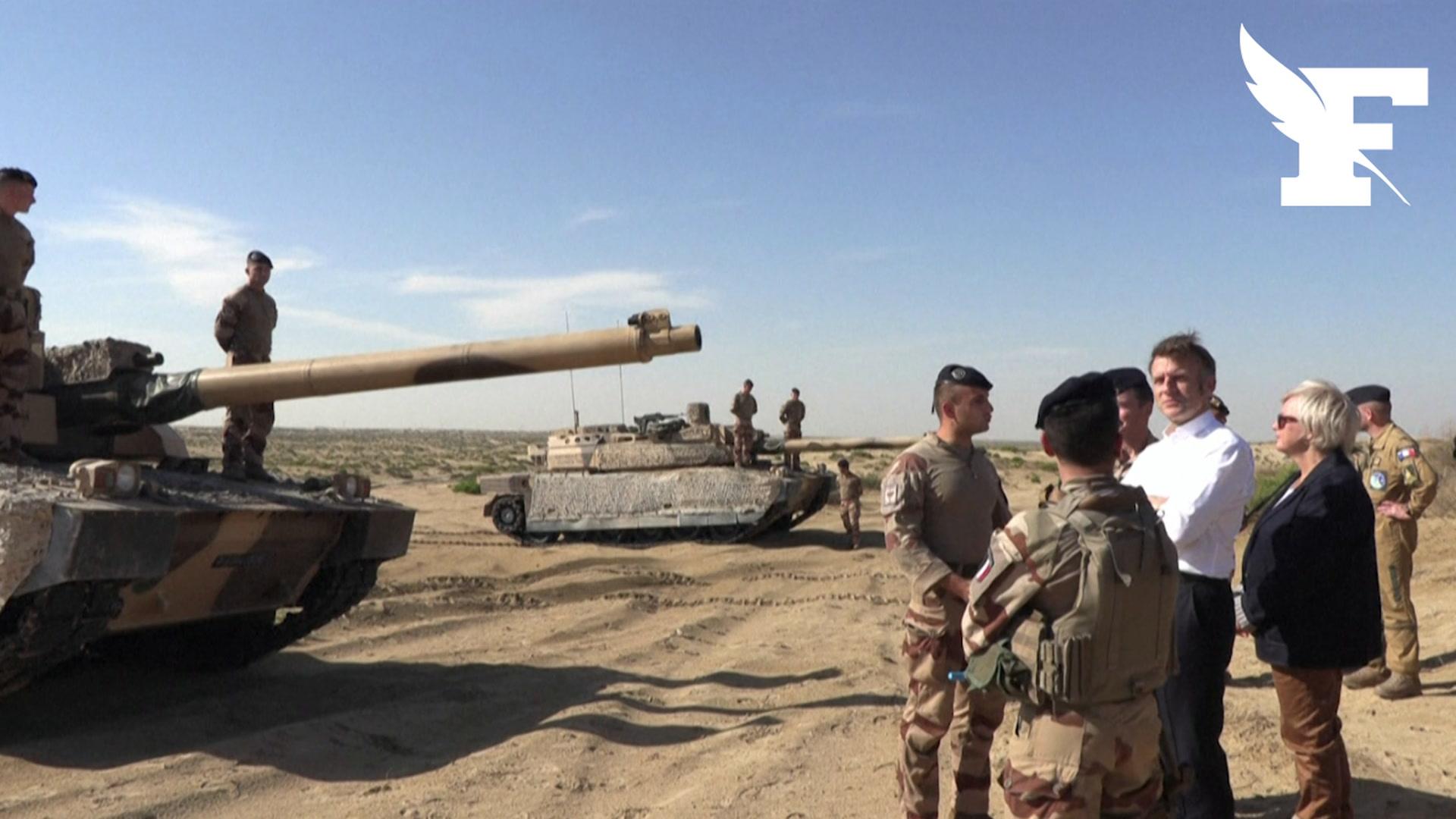 Les images d'Emmanuel Macron en train d'assister à un exercice militaire