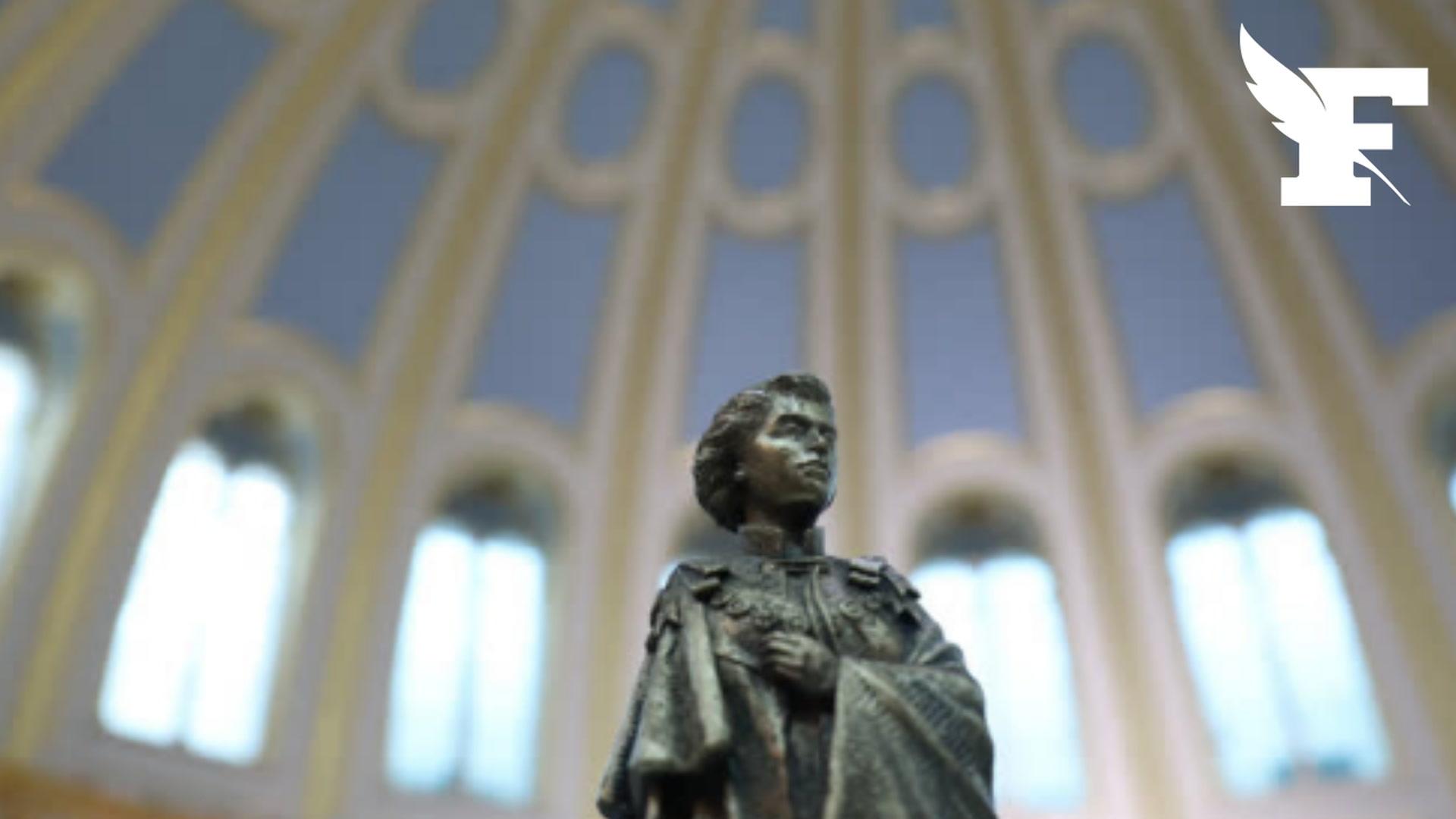 Une statue de la reine Elizabeth II de 7 mètres de haut va être ...
